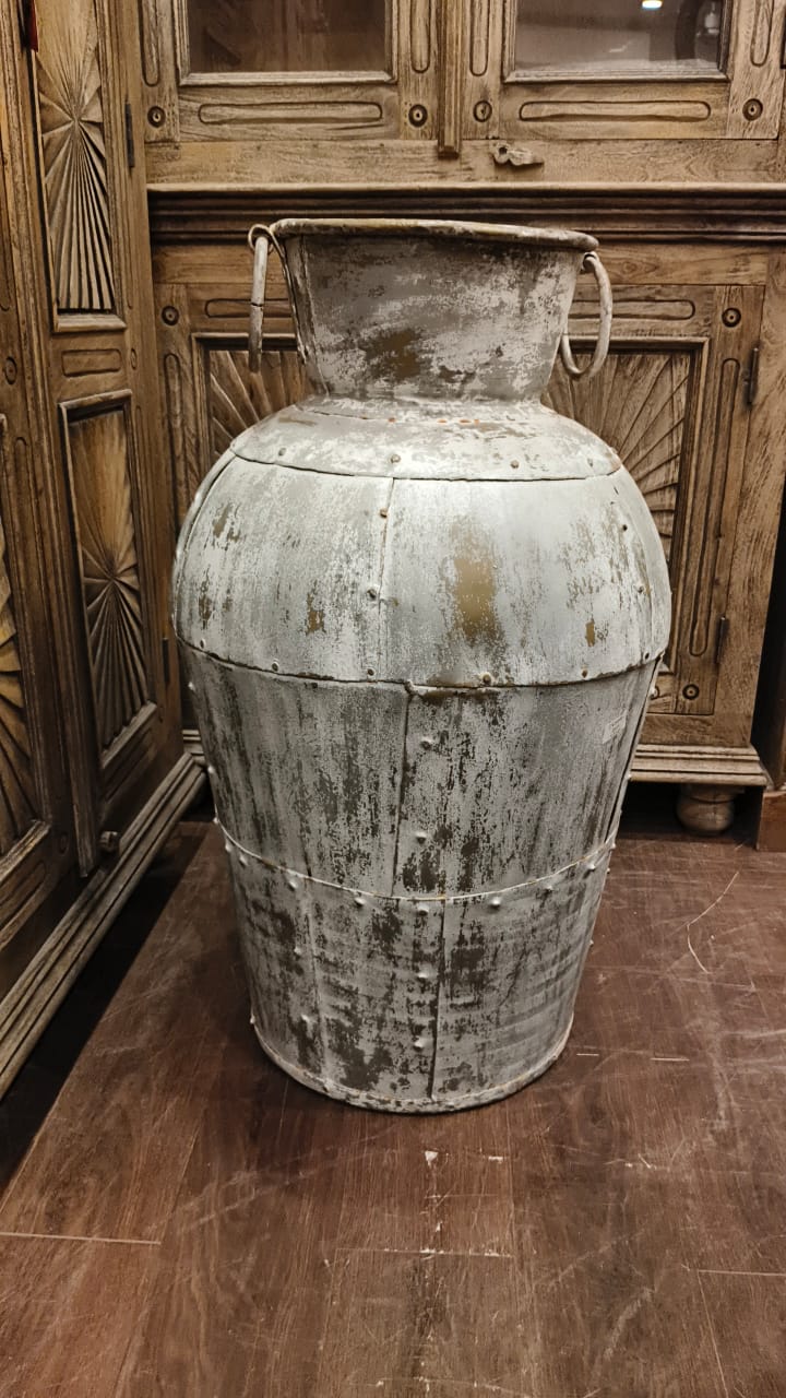 Antique Old Metal Pot (s) – The Grand Trunk